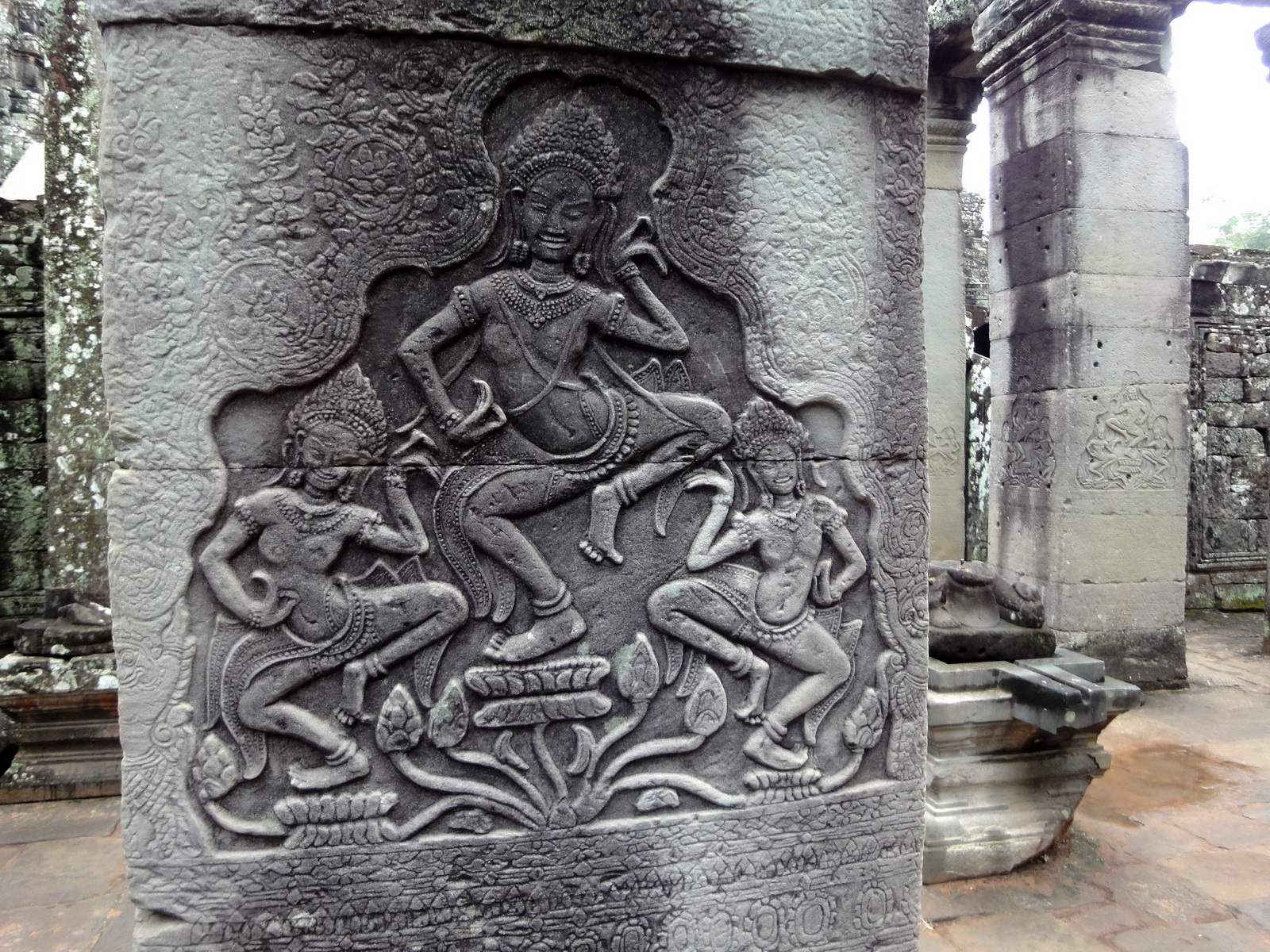 Asisbiz Bayon Temple Bas relief pillars three dancing apsaras Angkor 01