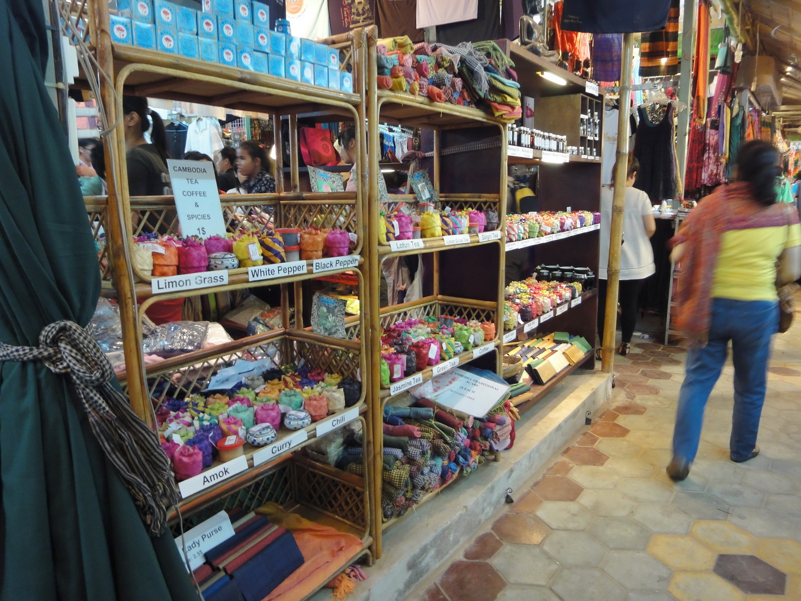 Asisbiz Siem Reap night markets handicrafts shops 12