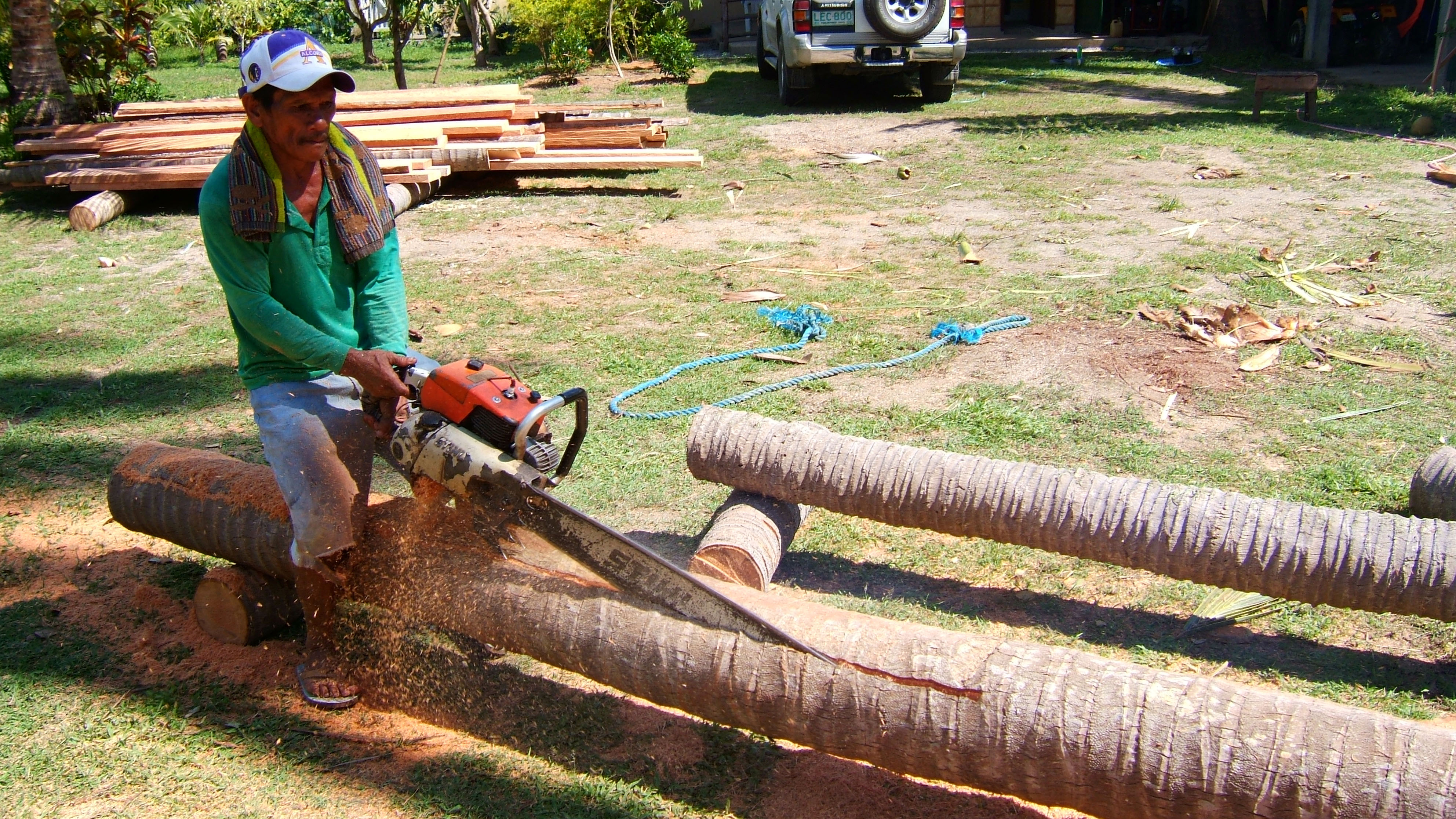 Asisbiz The Master Shows Step By Step How To Cut Straight Using Chainsaw To Produce Coco Lumber asisbiz-the-master-shows-step-by-step-how-to-cut-straight-using-chainsaw-to-produce-coco-lumber