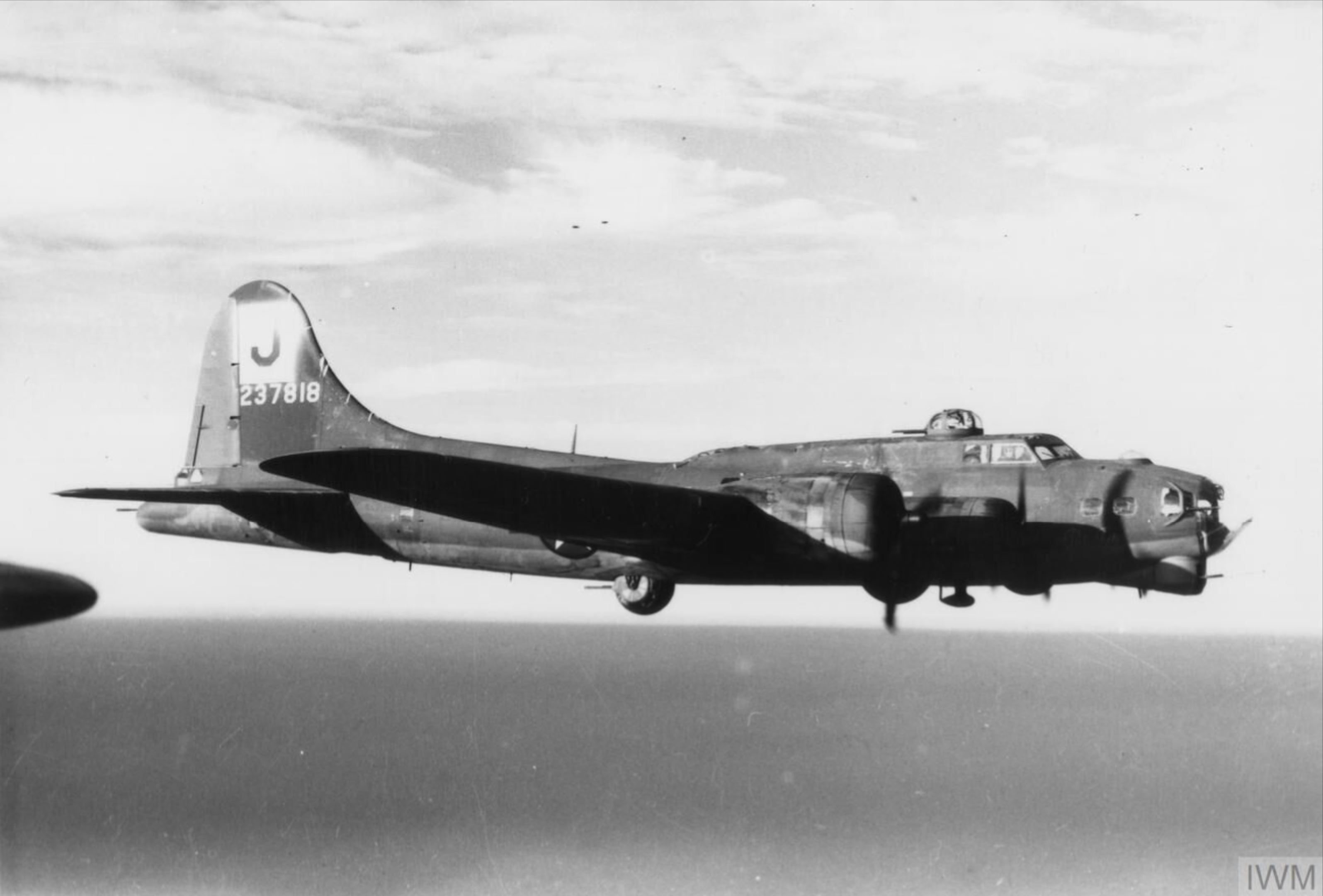 Asisbiz 42 37818 B-17G Fortress 8AF 390BG568BS BID Pub Pete in flight ...