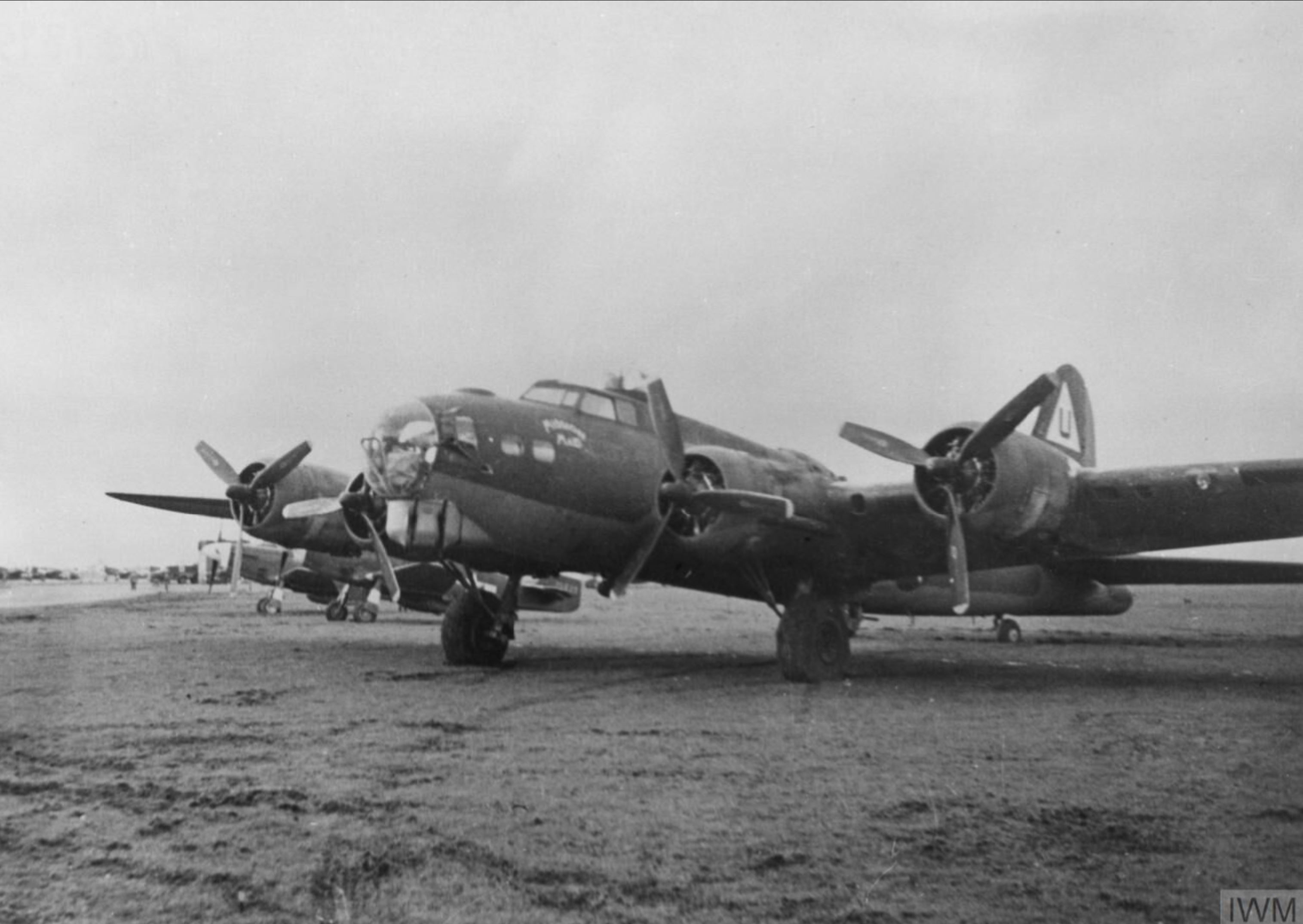 Asisbiz Boeing B-17G Fortress 8AF 457BG with P-51 Mustang 355FG at ...