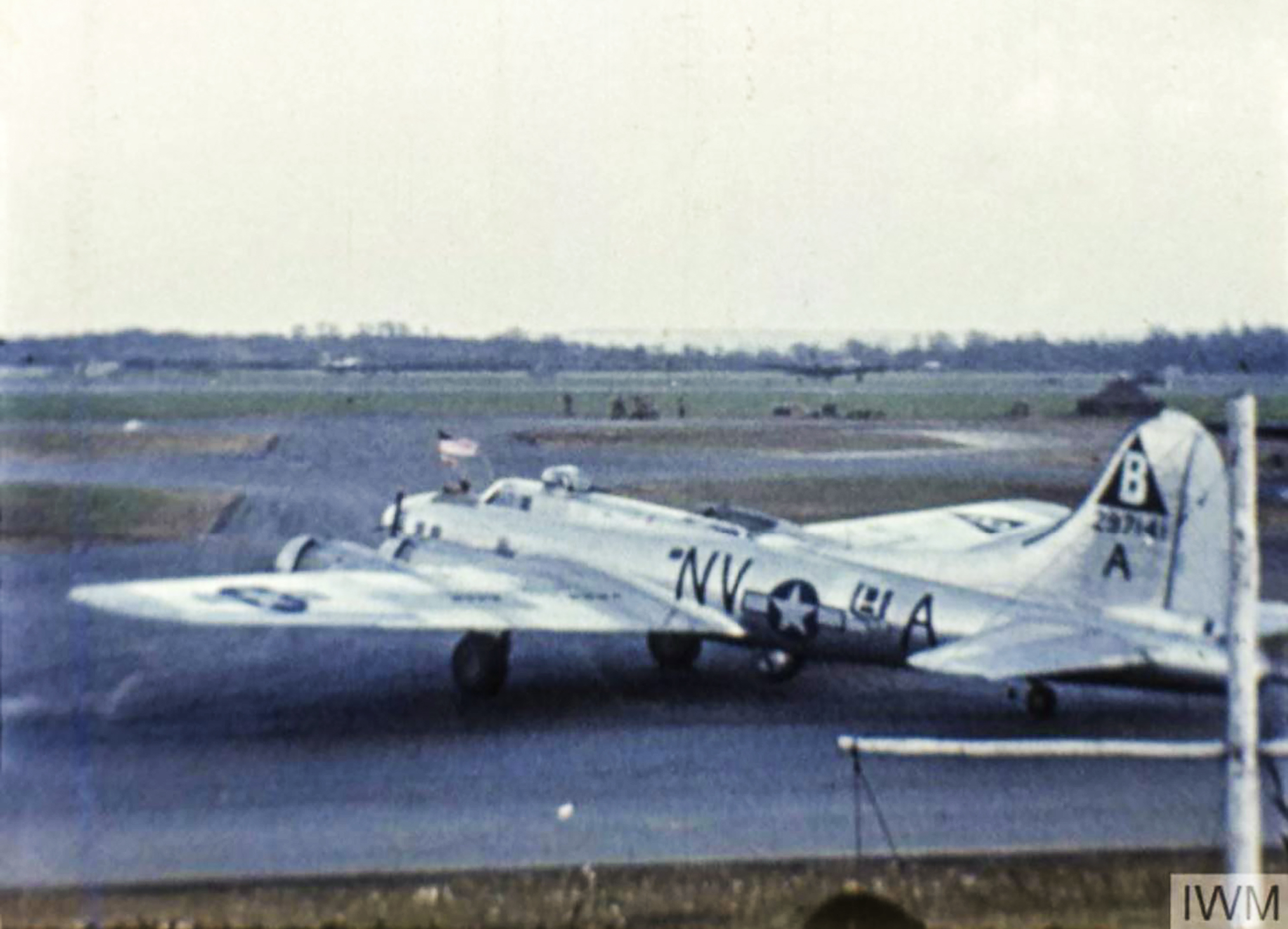 Asisbiz 42-97141-B-17G Fortress 8AF 92BG325BS NVA FRE5752