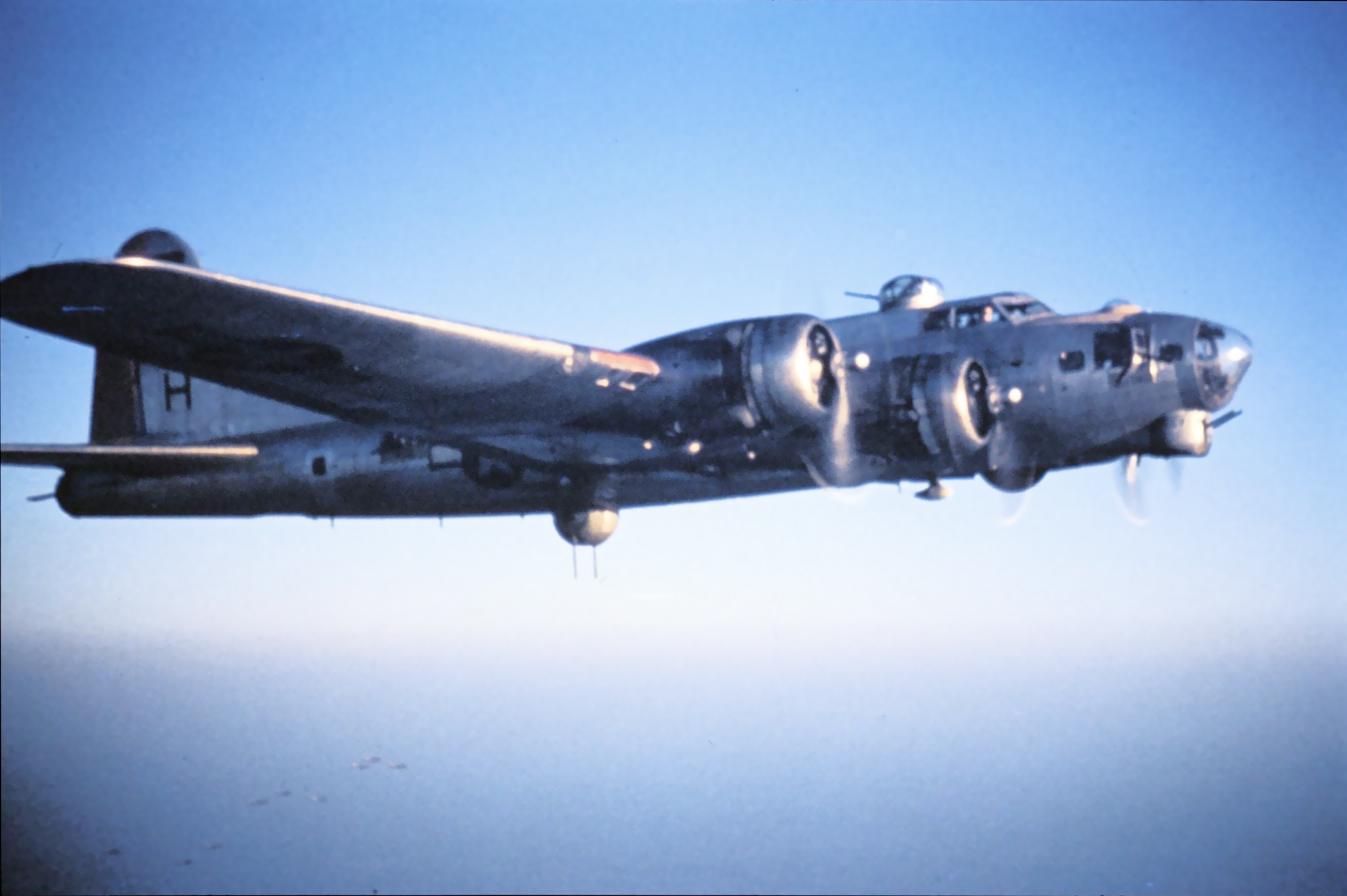 Asisbiz 42 97376 B-17G Fortress 8AF 95BG335BS OEH in flight 1944 02