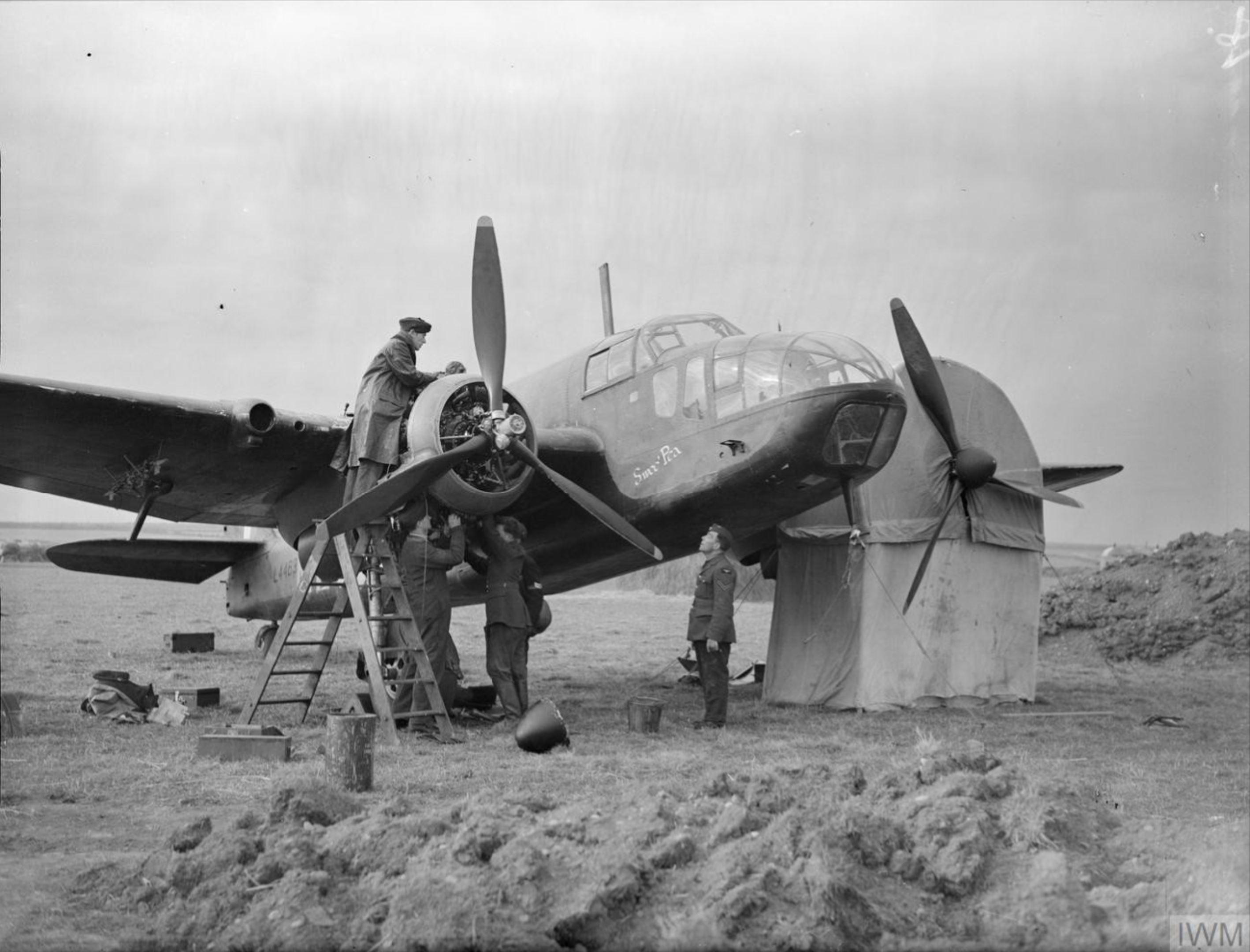 Asisbiz Bristol Beaufort I RAF 217Sqn MWG L4463 named Sweet Pea at St ...