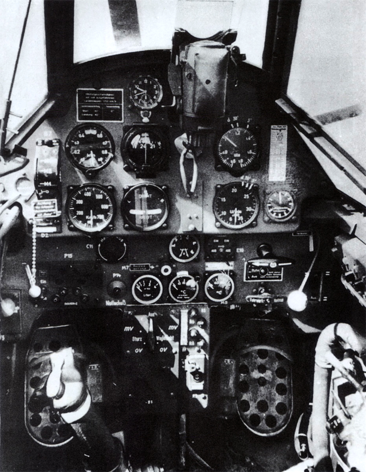 Asisbiz Messerschmitt Bf 109E Cockpit 01 Asisbiz Messerschmitt Bf 109E Cockpit 01