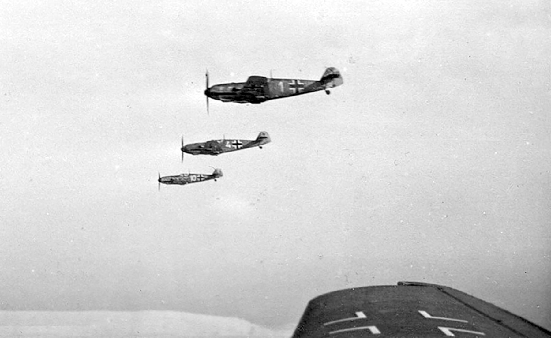 Asisbiz Messerschmitt Bf 109E4 1 staffel finger four formation 1940-01