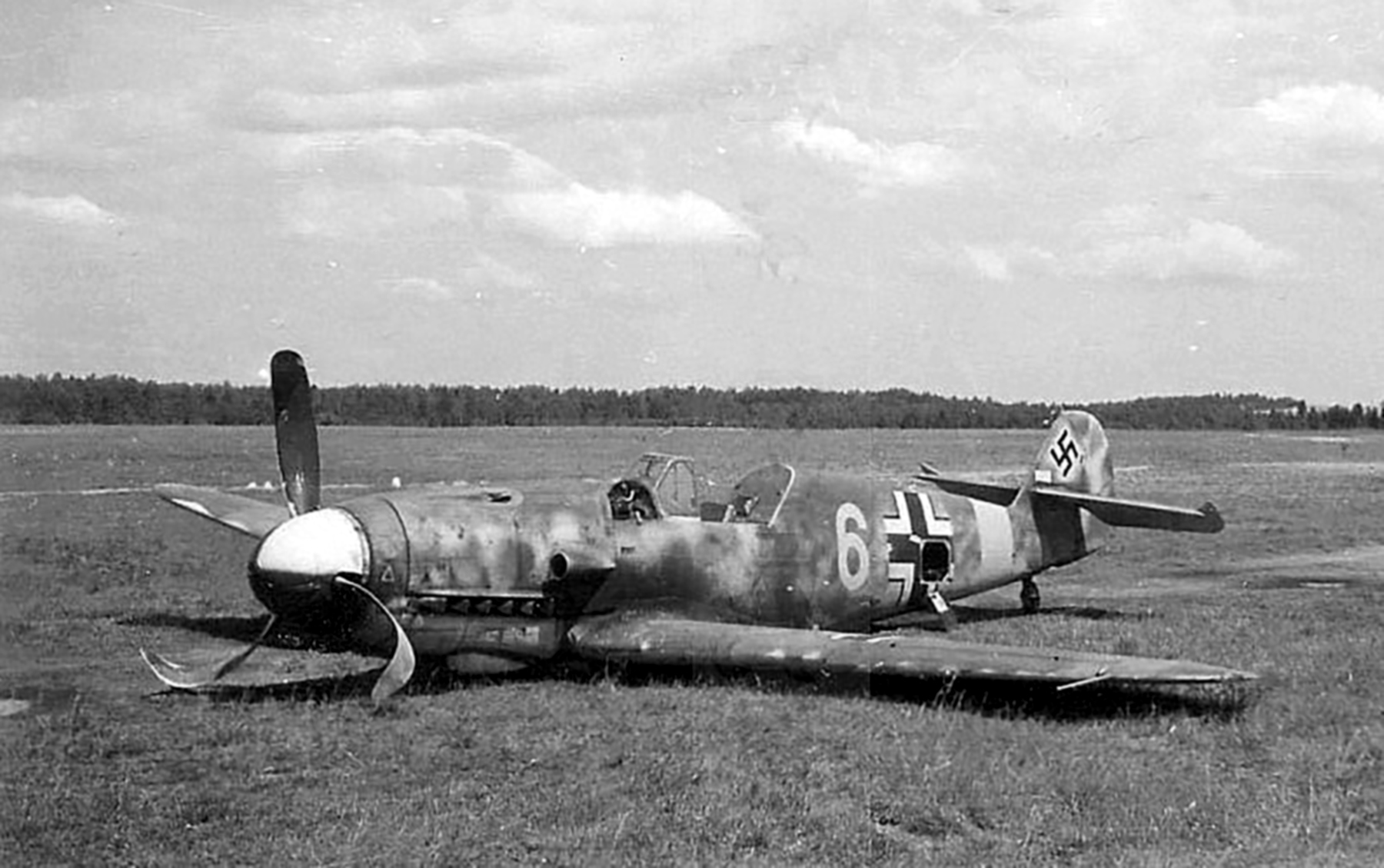Asisbiz Ostfront Messerschmitt Bf 109F Yellow 6 belly landed location ...