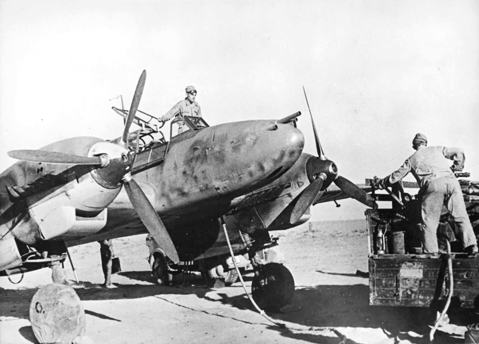 Asisbiz Messerschmitt Bf 110E Zerstorer being refueled North Africa 1942-01