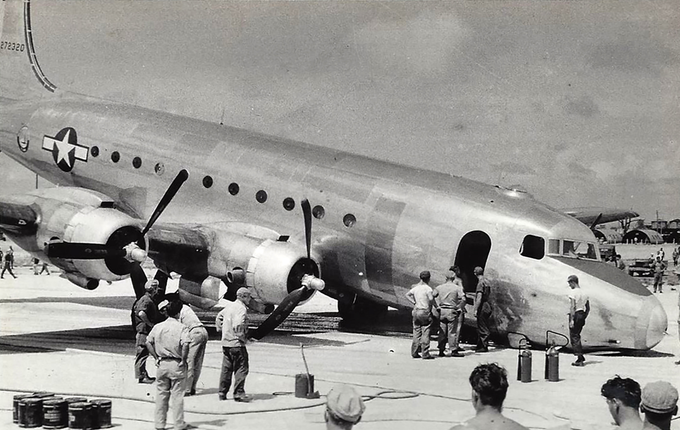 Asisbiz Douglas C 54 Skymaster 42-72320 landing mishap at Kwajalein ...