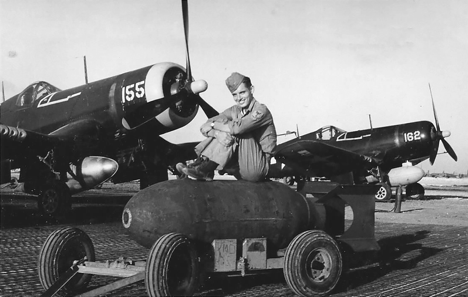 Asisbiz Goodyear FG 1D Corsair VMF 155 White 155 1000 lbs bomb at ...