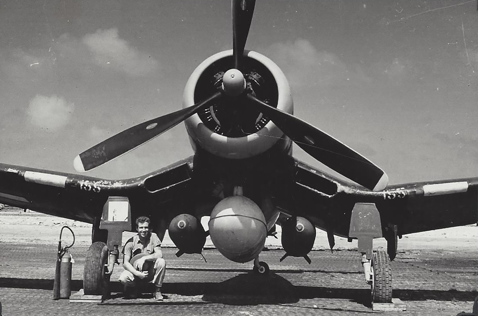 F4 Corsair: any ventral fuel tank / bomb mounts available? (cool pics ...