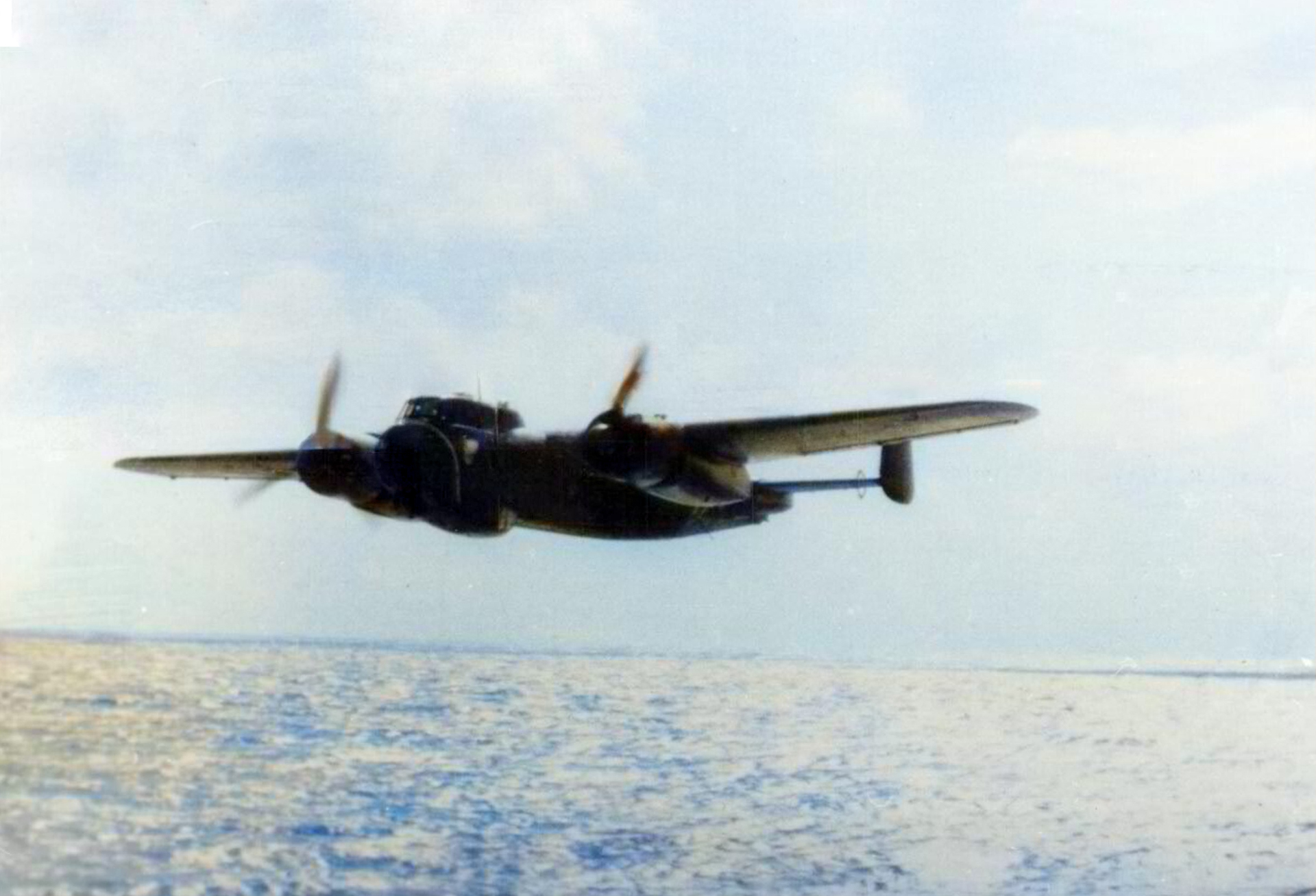 Asisbiz Dornier Do 217E KG2 U5+xx flying low level over the sea eBay 01