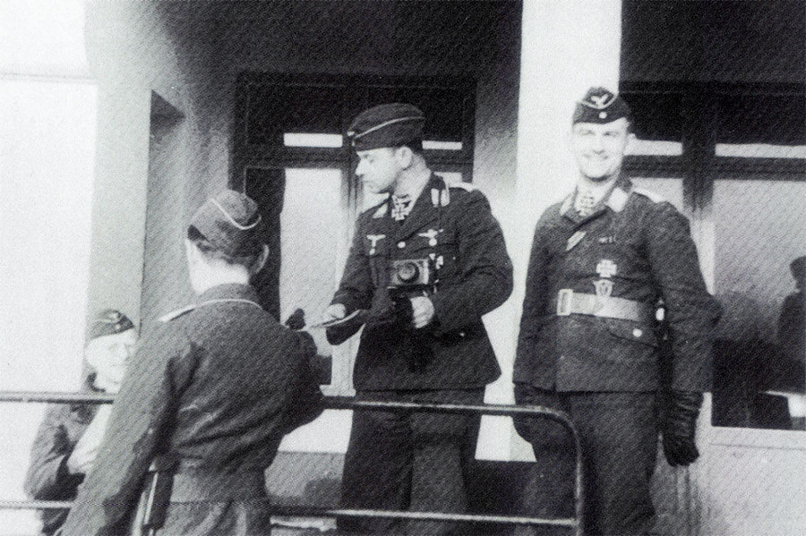 Asisbiz Aircrew Luftwaffe JG2 ace Hans Assi Hahn Sep 1940-02