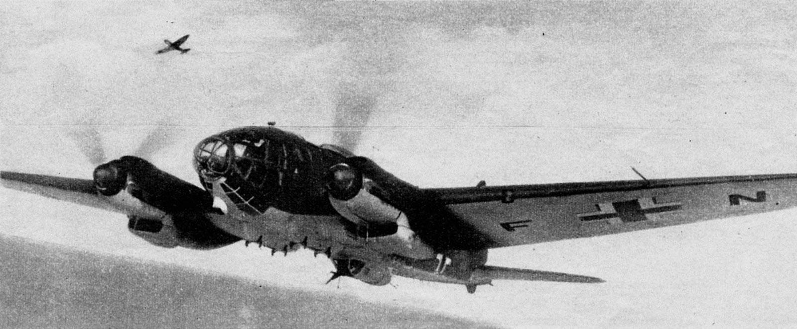 Asisbiz Kanalkampf Camera battle footage between Luftwaffe He 111H ... Asisbiz Kanalkampf Camera battle footage between Luftwaffe He 111H ...