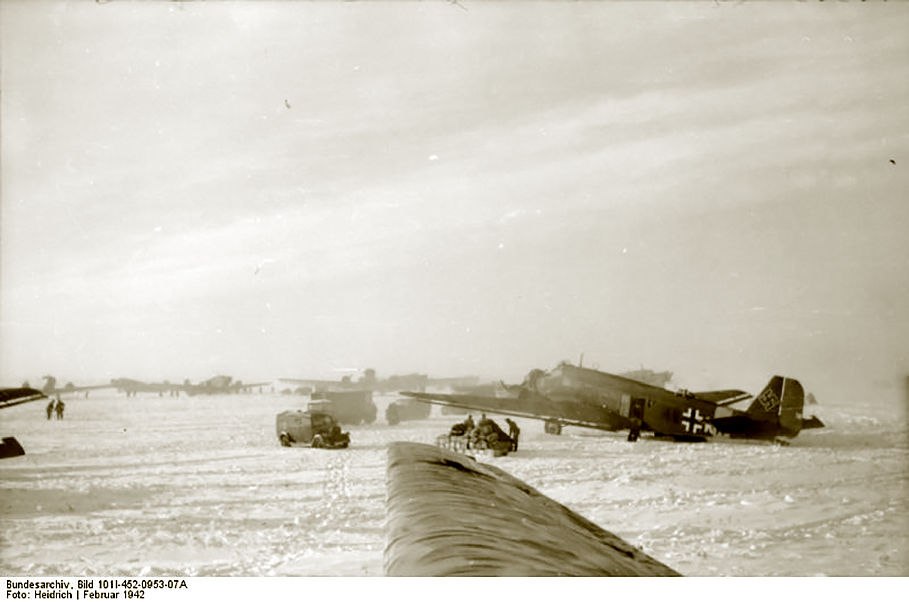 Asisbiz Ostfront Junkers Ju 52 3m KGrzbV 400 4F+Kx resuppling troops in ...