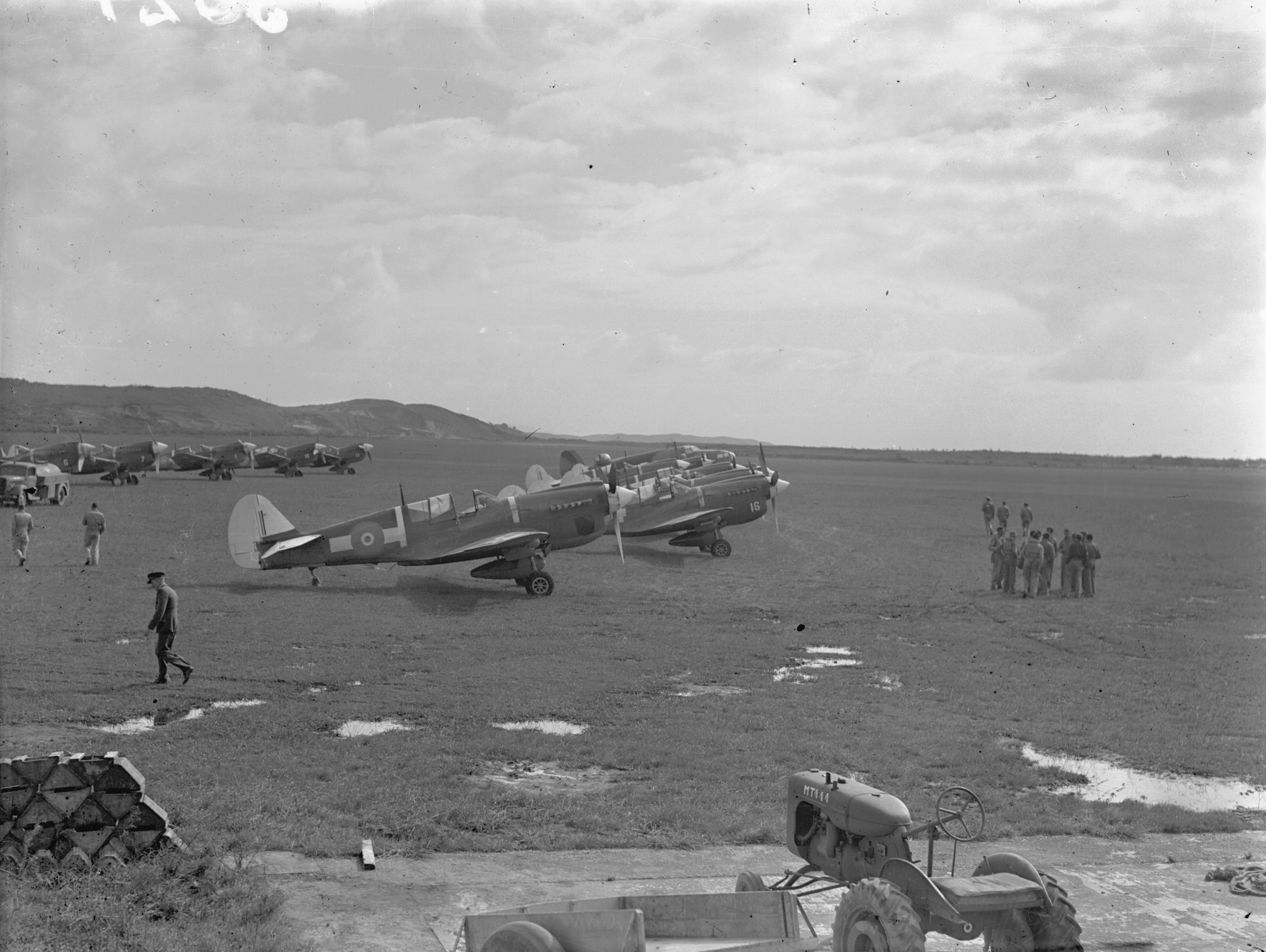 Asisbiz Curtiss P-40N Kittyhawk RNZAF 19Sqn arrives Waipapakauri after ...