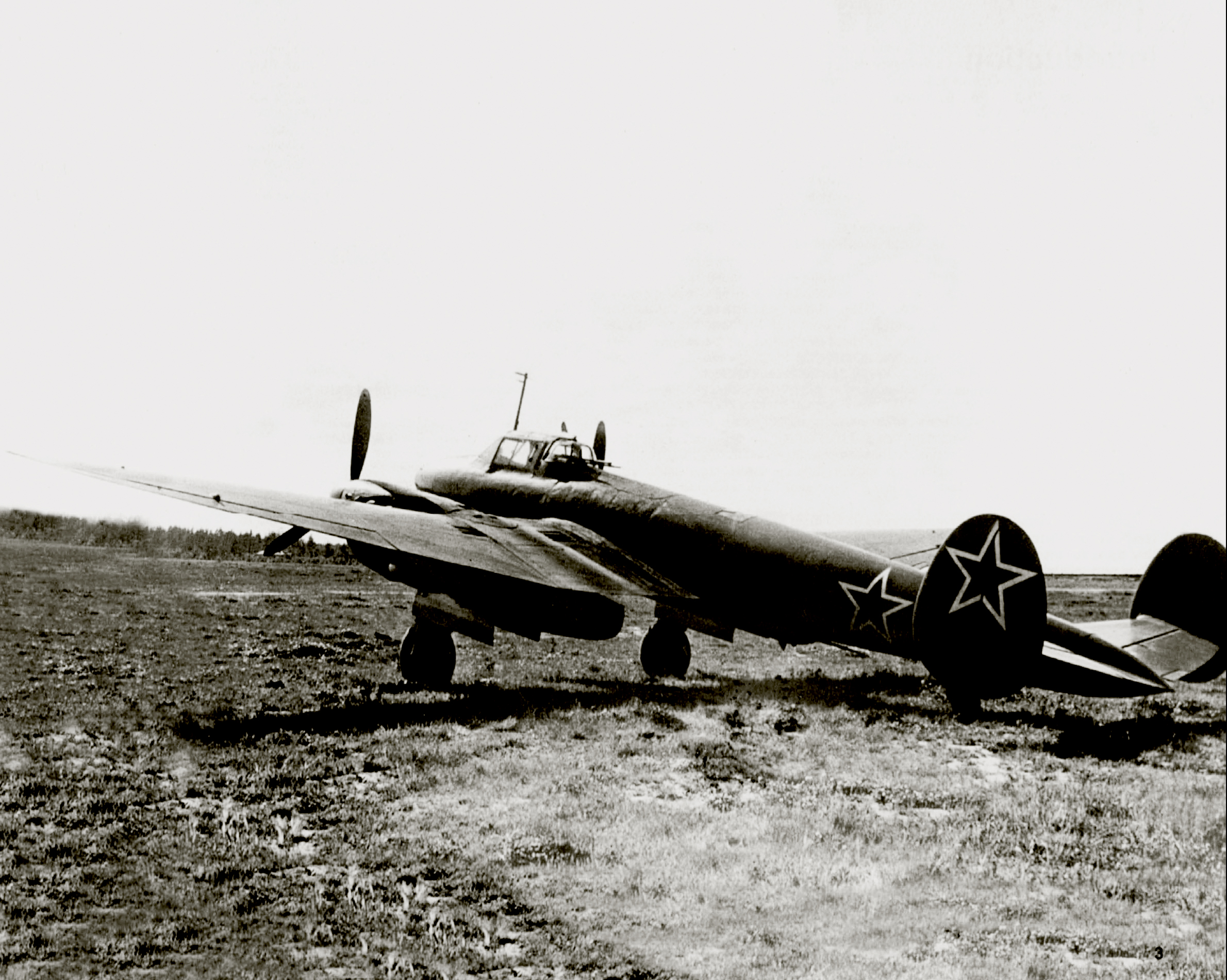 Asisbiz Petlyakov Pe 2 type 359 parked on a forward Soviet airfield ...