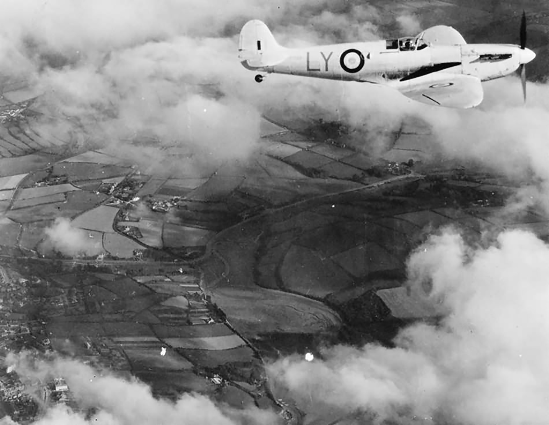 Asisbiz Spitfire PRI RAF 1PRU Photographic Reconnaissance Unit Code LY Asisbiz Spitfire PRI RAF 1PRU Photographic Reconnaissance Unit Code LY