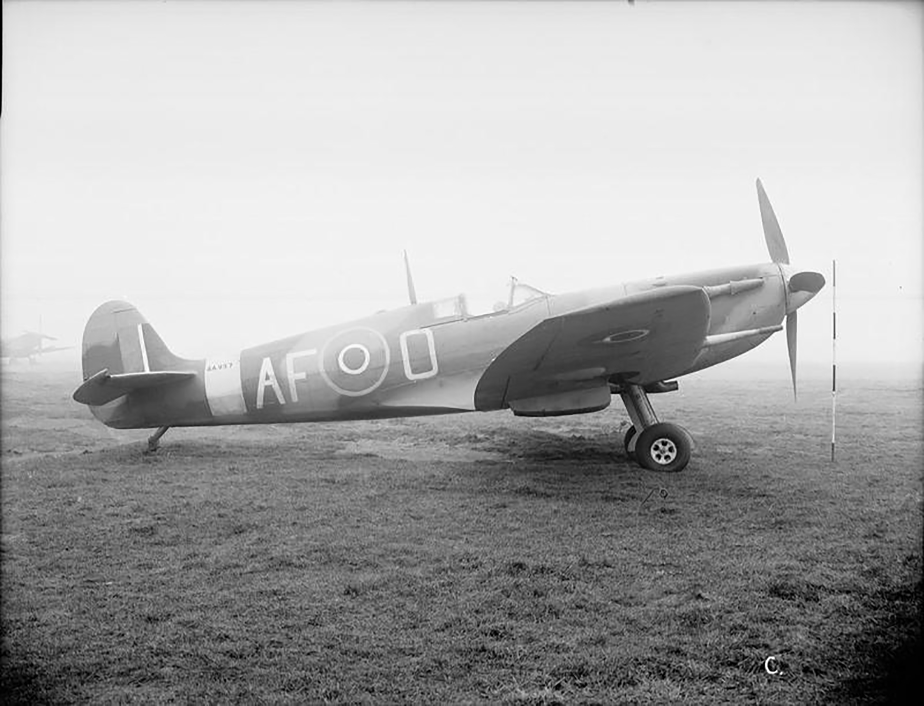 Asisbiz Spitfire MkVb RAF AFDU AFO AA937 Duxford England 1942 02