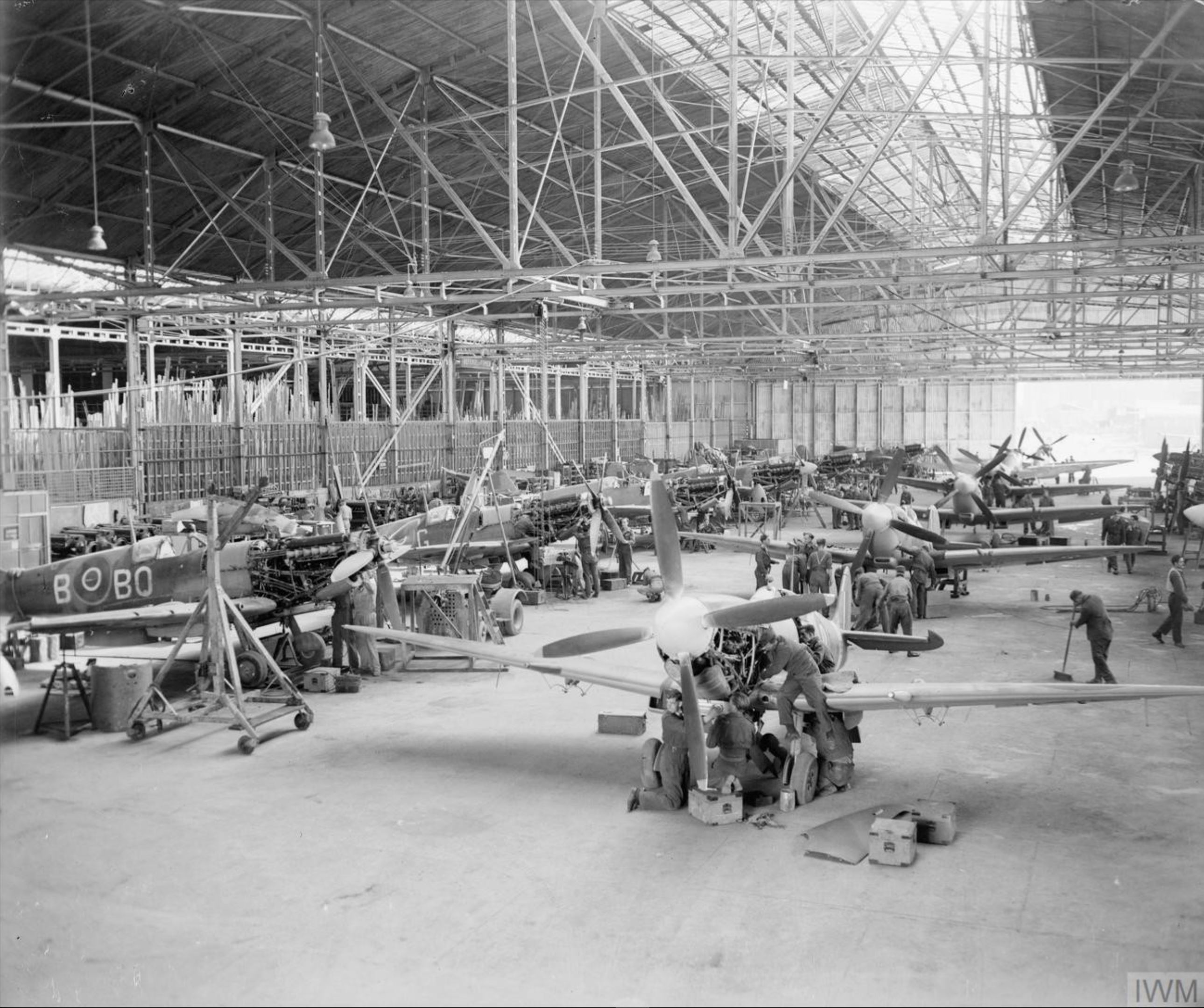 Asisbiz MU Spitfires at RAF 156 Maintenance Unit Blida Algeria 1944-IWM ...