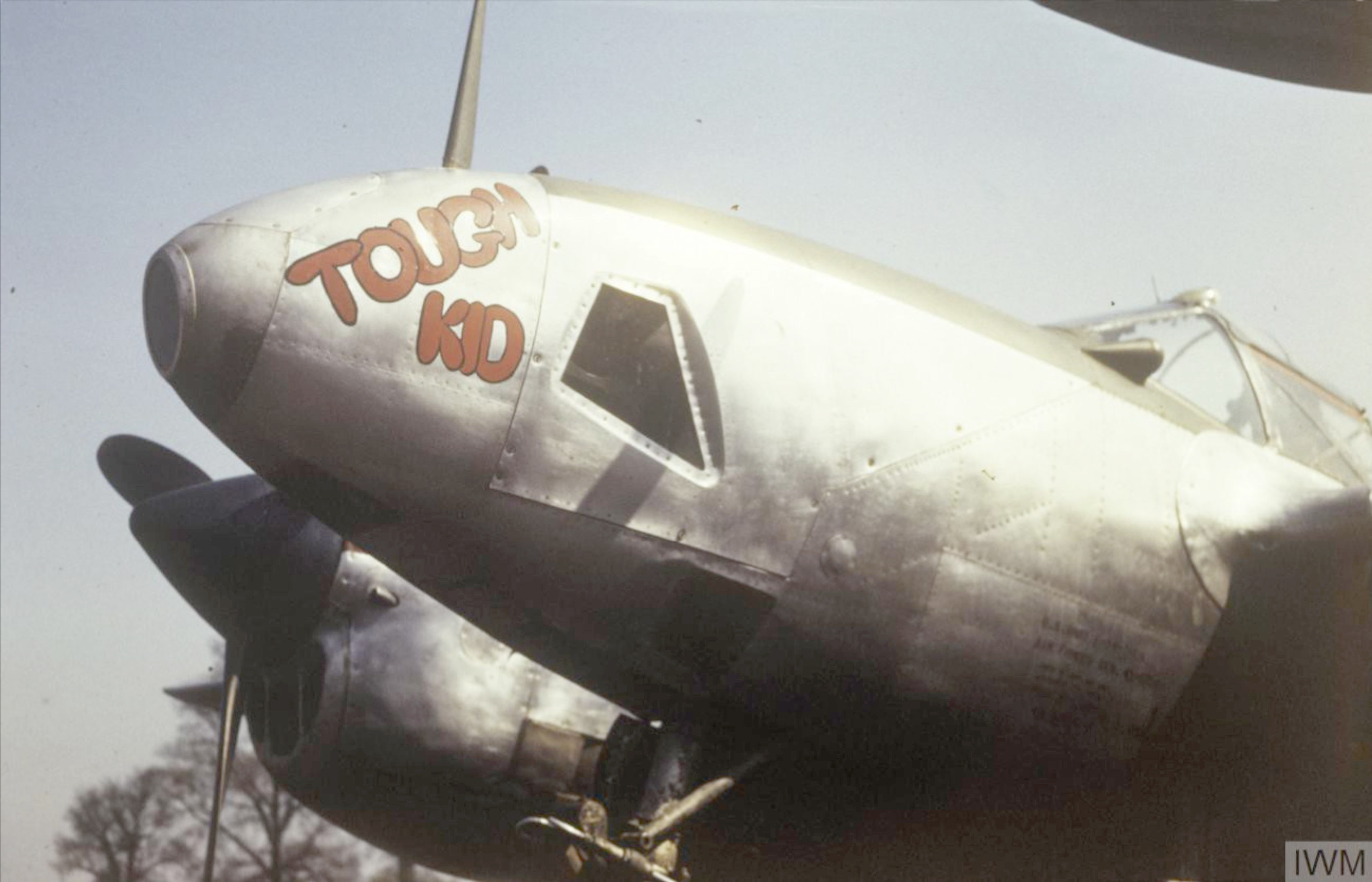 Asisbiz USAAF F5 Lightning 7PG22PS Tough Kid at Mount Farm FRE5392