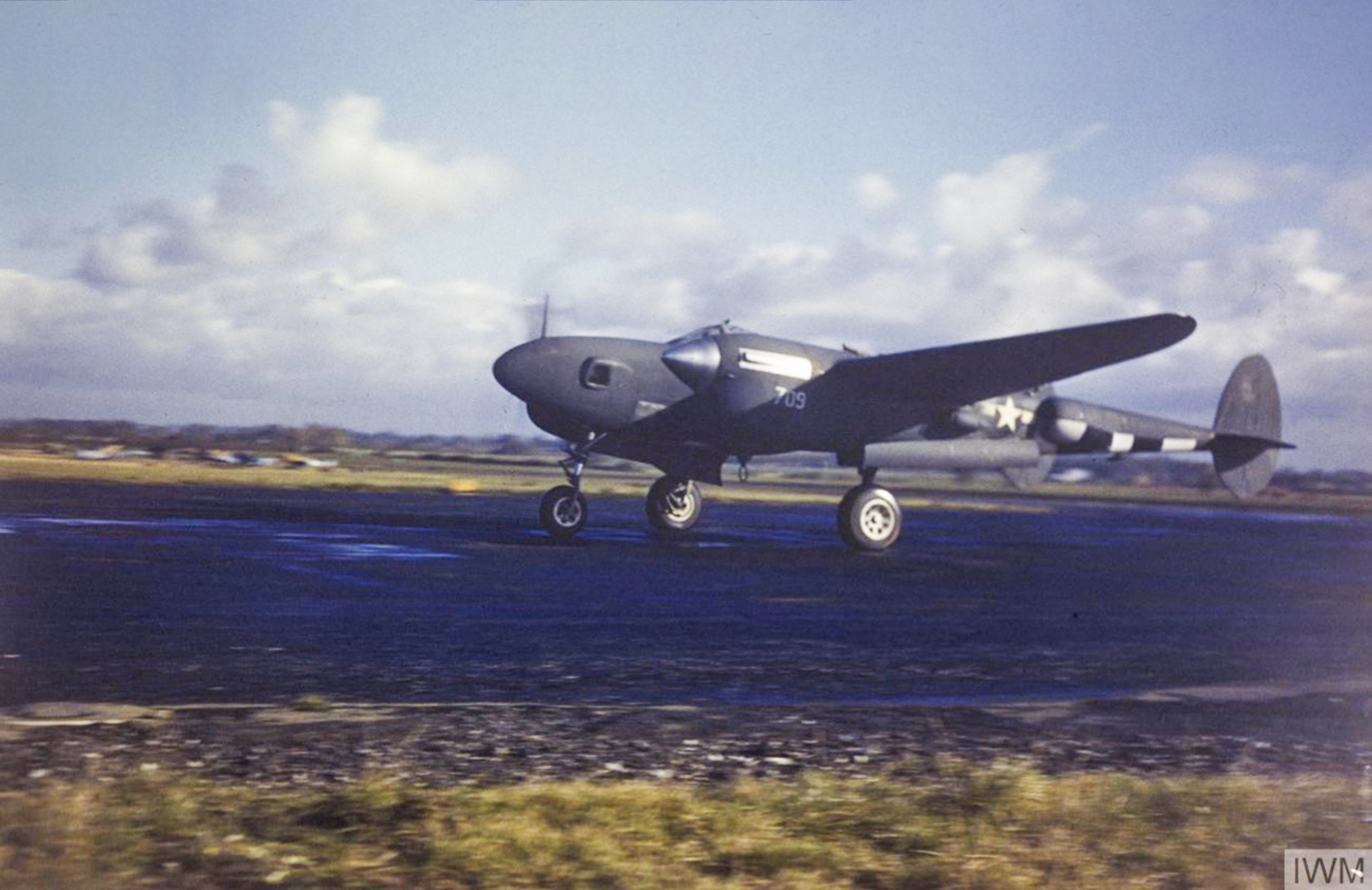Asisbiz USAAF F5 Lightning 7PG22PS White 709 at Mount Farm Apr 1944-FRE5363